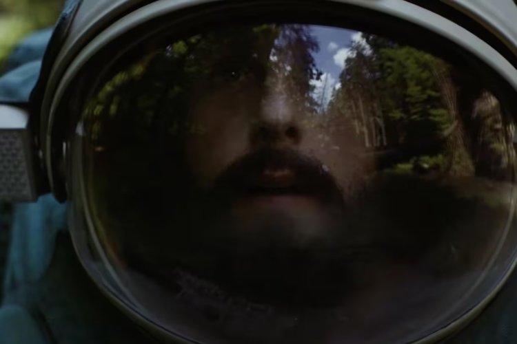 Adam Sandler é O Astronauta nas primeiras cenas do filme da Netflix ...